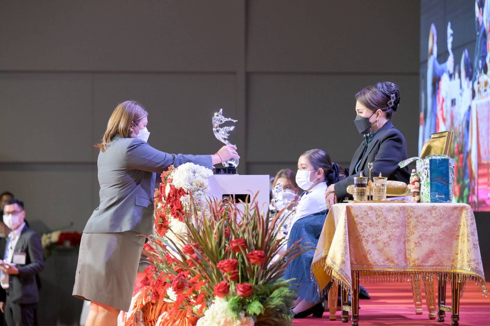 ขอแสดงความยินดี กับ ดร.จุฑาธิปต์ จันทร์เอียด คณะวัฒนธรรมสิ่งแวดล้อมและ ...